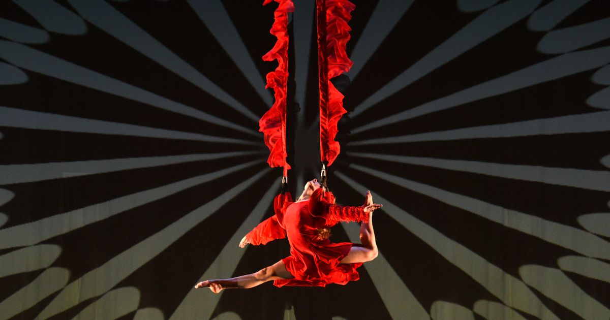 MOMIX: Alice | The Joyce Theater